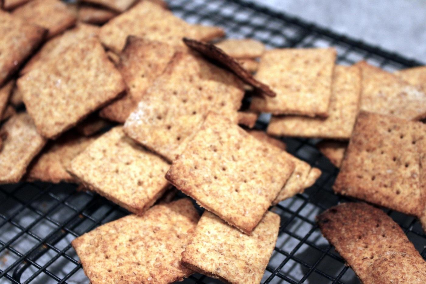 Krakersy - przepis na domowe ciastka ziołowe. Jak je zrobić?