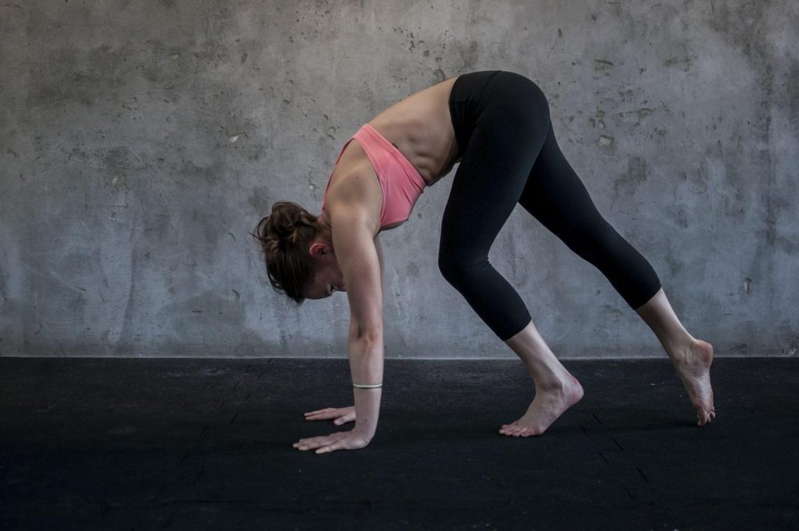 Stanie na rękach. Zobacz, jak nauczyć się tej sztuki krok po kroku