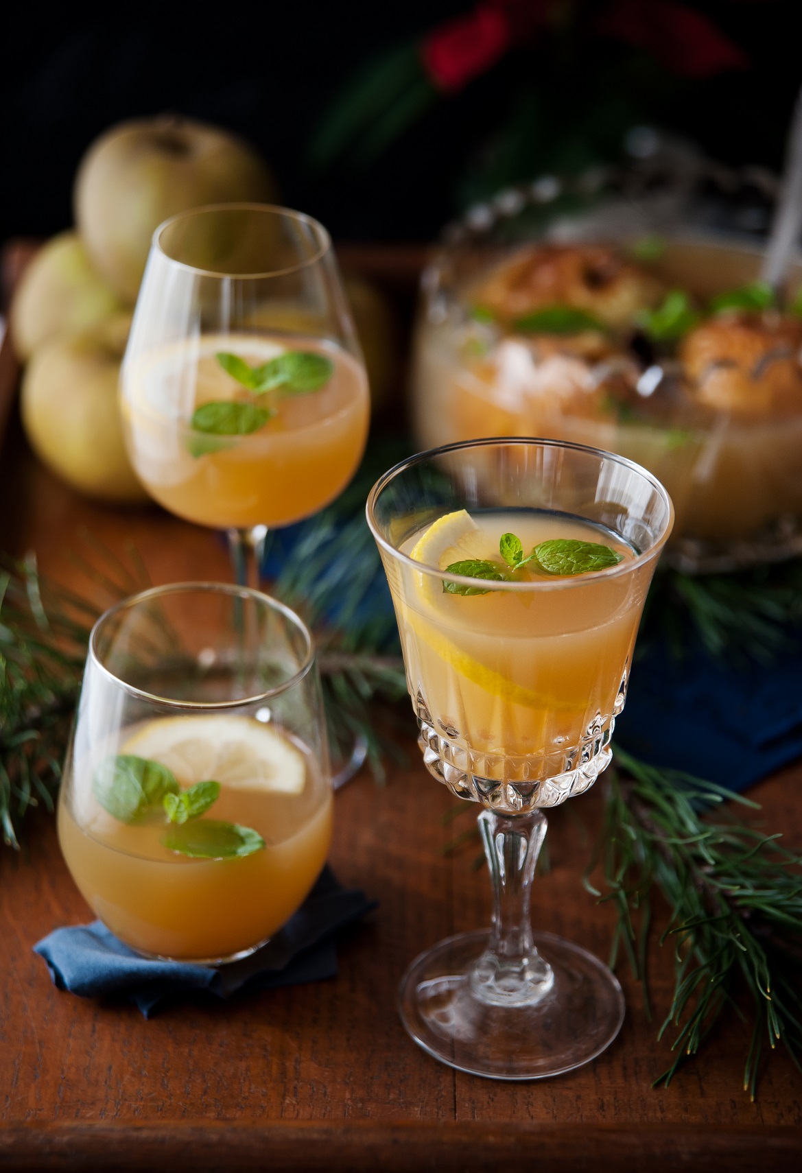 Jak polepszyć trawienie? Pomóc może poncz jabłkowy z ziołami