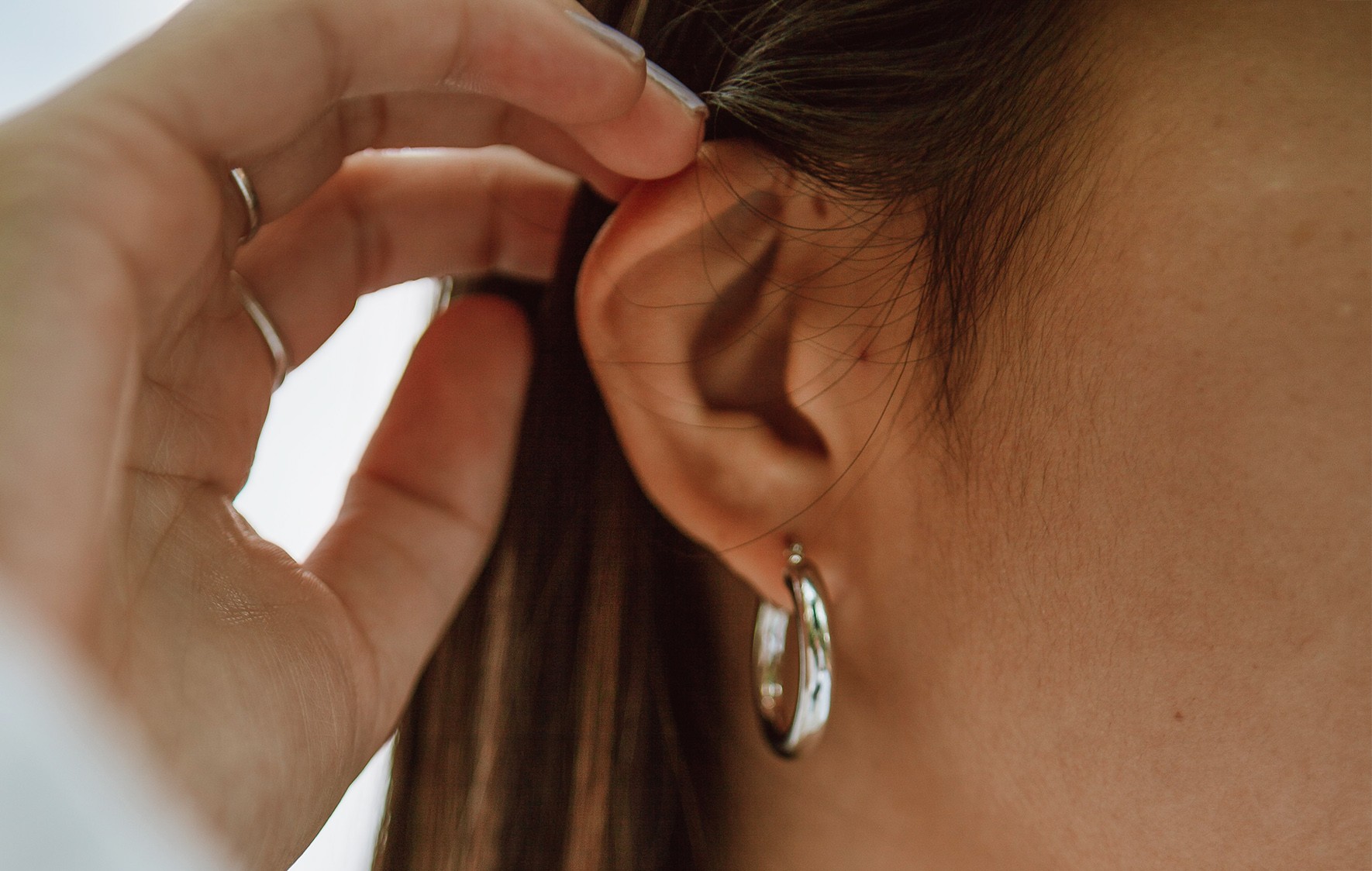 Jak bezpiecznie czyścić uszy? Domowe sposoby | HelloZdrowie