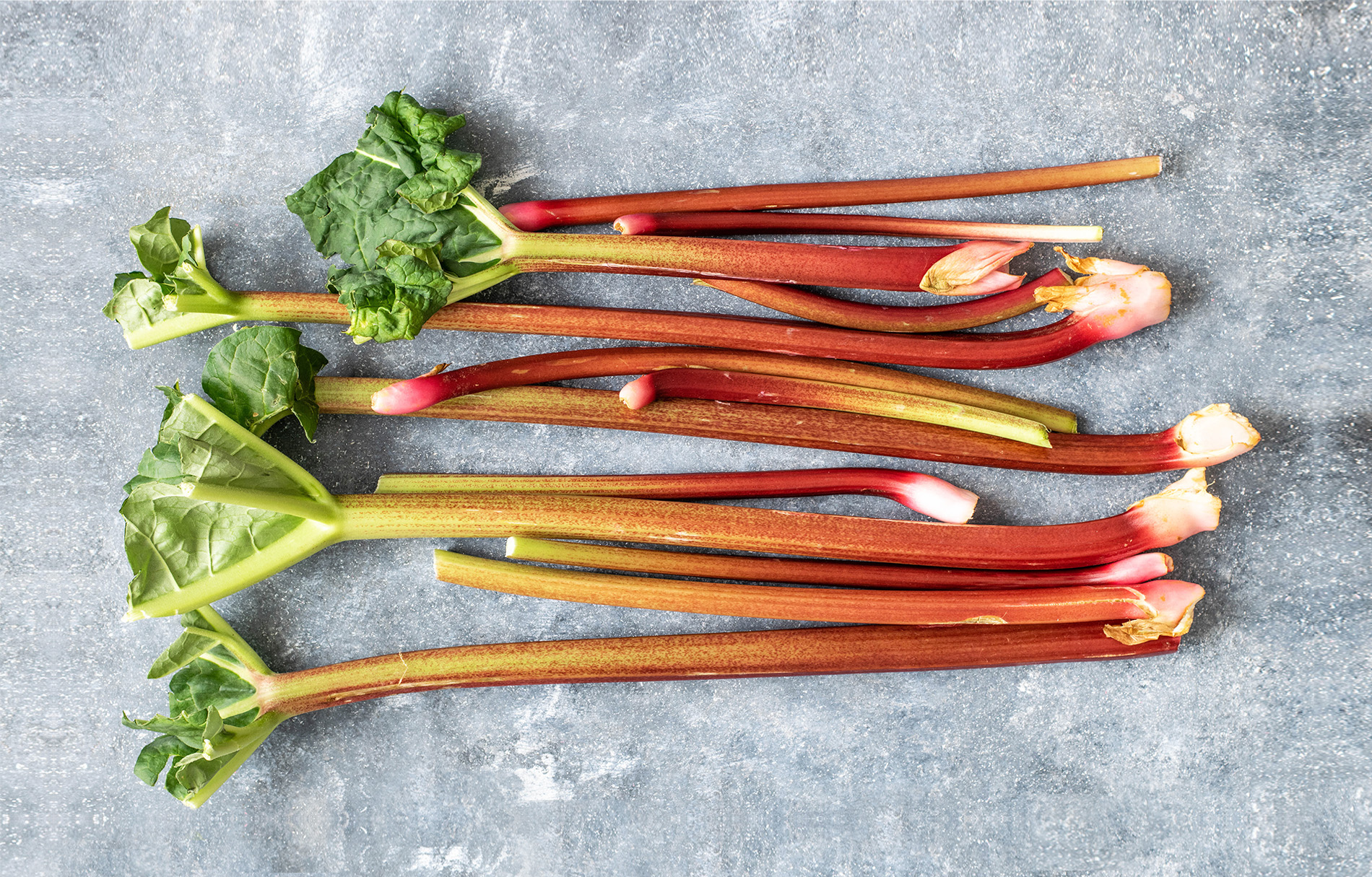Rabarbar w kuchni - jak można go wykorzystać? - HelloZdrowie