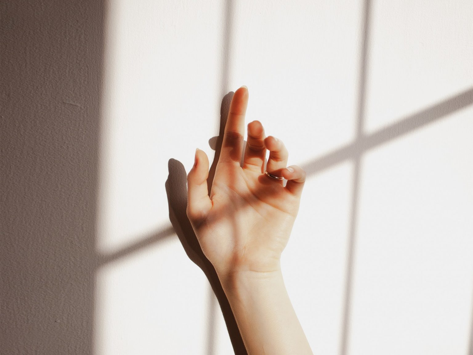 Stłuczony palec - przyczyny, pierwsza pomoc, jak rozpoznać wybity palec ...