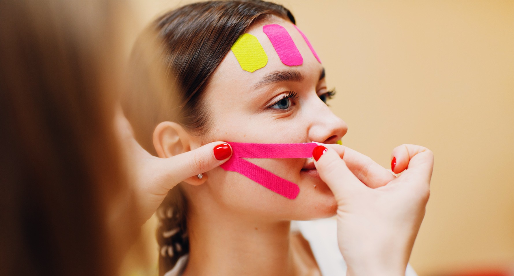 Taping twarzy -wskazania, przebieg zabiegu, efekty. Wykonanie w domu i ...