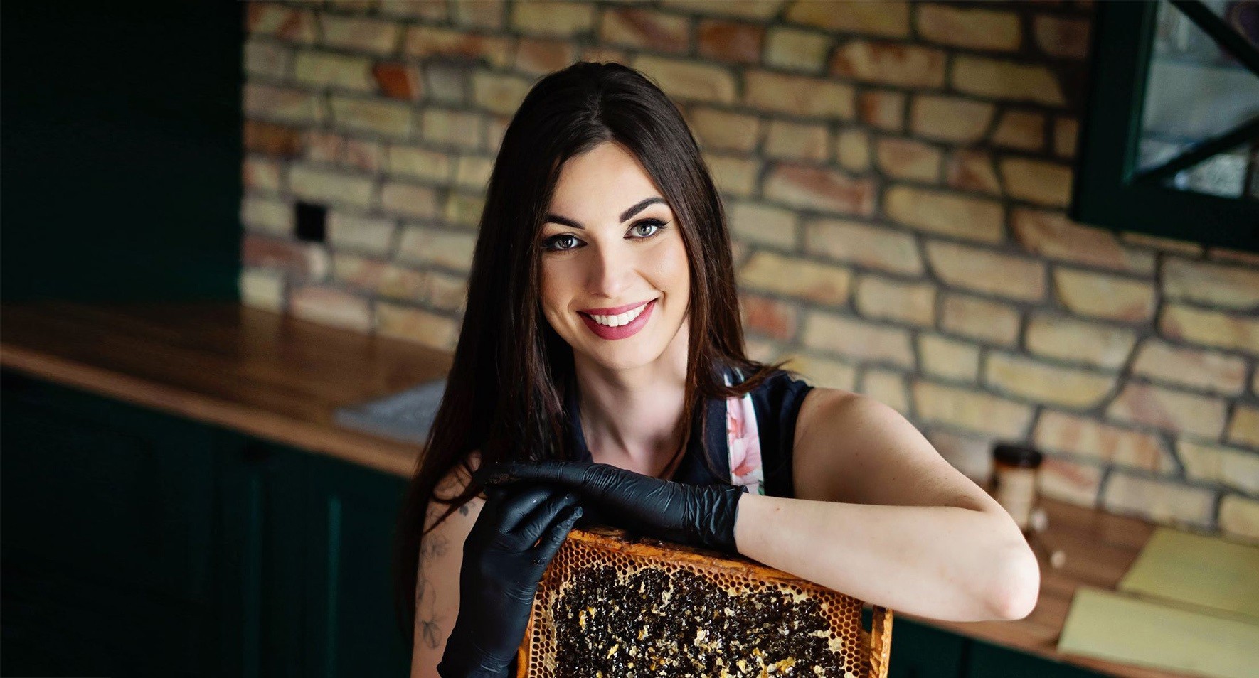 Rok okiem pszczoły. "Rój pszczeli to jeden wielki superorganizm, w ...