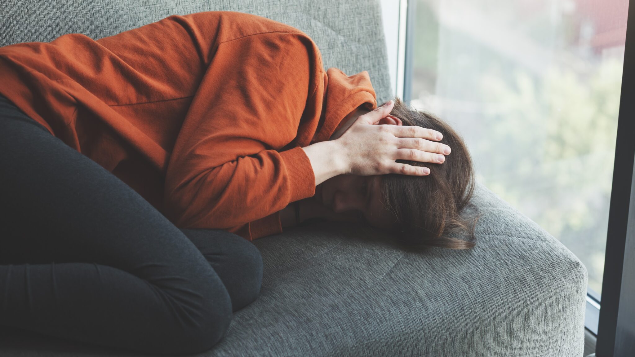 Jak objawia się migrena? Objawy migreny z aurą i bez aury - HelloZdrowie